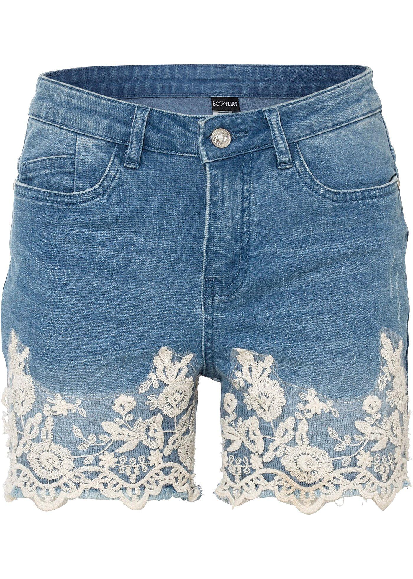 Moderne Shorts mit hochwertiger Spitze am Saum - hellblau denim
